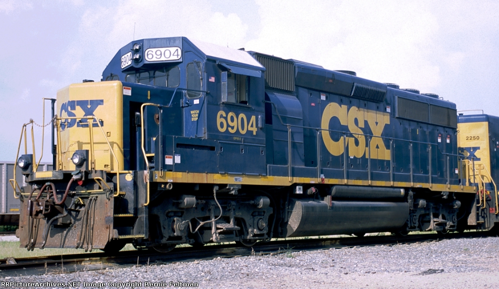 CSX GP40-2 #6904, mated to CSX Road Slug #2250